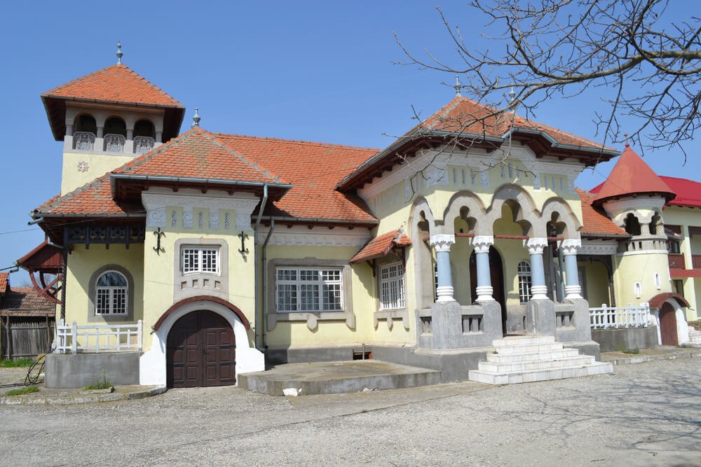 Conacul Romano, fostă tabără de pionieri și locuință a nepotului lui ...